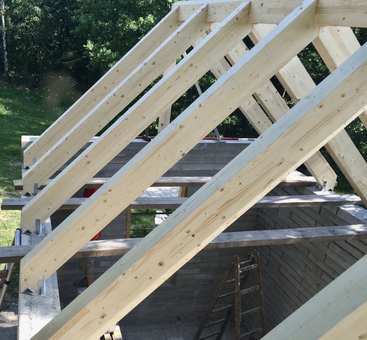 Lepené dřevo: lepené BSH hranoly a dřevěné nosníky