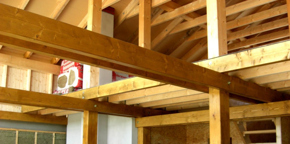 Lepené dřevo: lepené BSH hranoly a dřevěné nosníky